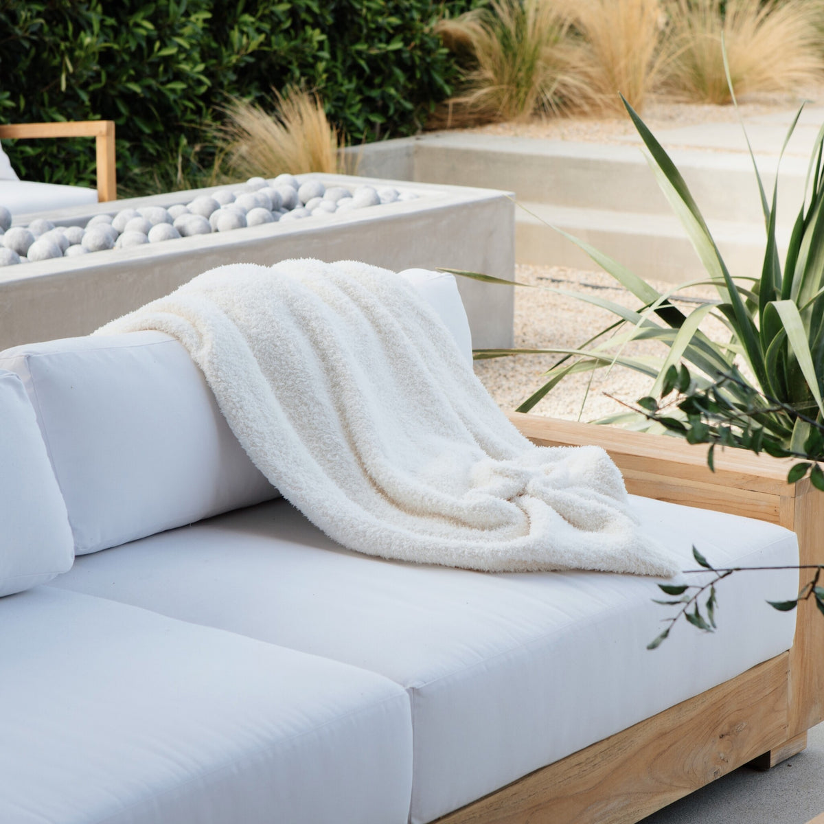 Luxurious Feather Yarn Throw - Beautiful Feather Yarn Blanket Online ...